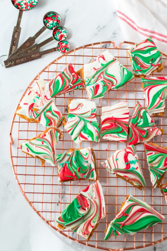 Christmas Ritz Cracker Candy | Wishes and Dishes